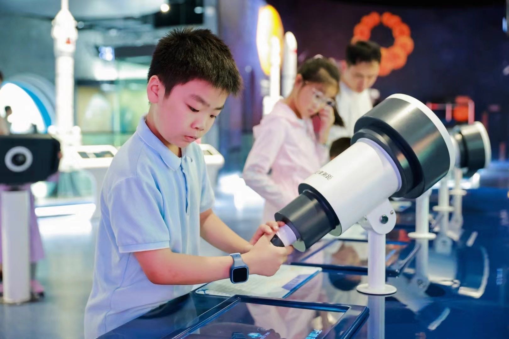 Exploring the Wonders of Light: Interactive Exhibits for Children's Mu